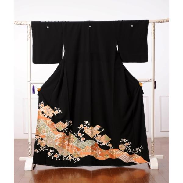 黒留袖レンタルフルセット8AA35[レンタル留袖][着物レンタル][着物][結婚式][貸衣装][花唐草　鏡紋］[149ｃｍ〜167ｃｍ位まで]足袋プレゼント★往復送料無料★ ●必ず下の商品情報を表示いただきご予約状況をご確認ください。↓↓↓...