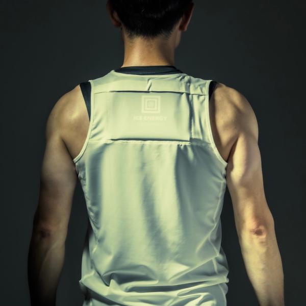 【保冷剤1個でコンパクト設計！使いやすい！】背中に大型ポケットがあり、首元をしっかり冷やします。一般的な保冷シャツは保冷剤を３〜４個使用しますが、アイスエナジーは１個で冷やします。コンパクトで使いやすい。楽々着られるシャツタイプ。締め付けが...