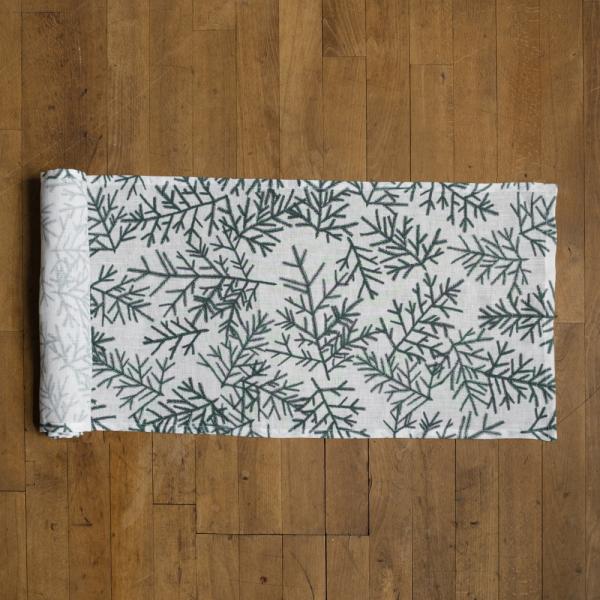 ※表示価格は数量1ヶ分です。北欧スウェーデンのファインリトルデイ社より、もみの木の葉がデザインされたテーブルランナー「GRANRIS」が届きました。質の良い麻100%生地にモミノキがランダムに描かれています。柄が細かく繊細にプリントされてい...