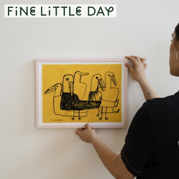 Fine Little Day（ファインリトルディ）のアートポスター「BIRDS」。東京在住のイラストレーター・はだよしこさんによるデザインで、鮮やかなイエローの背景にユーモラスな鳥たちが並ぶ印象的な作品です。ラフな線で描かれたシルエットが...