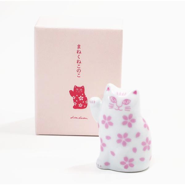 リサ・ラーソンの招き猫「まねくねこのこ」。手のひらにすっぽりと収まるくらいの、1番かわいいサイズです。専用の化粧箱入りで、ギフトにもぴったりです。昔、猫によってお寺に招き入れられたお殿様が激しい雷雨から逃れられたことから、手厚い保護をお寺に...