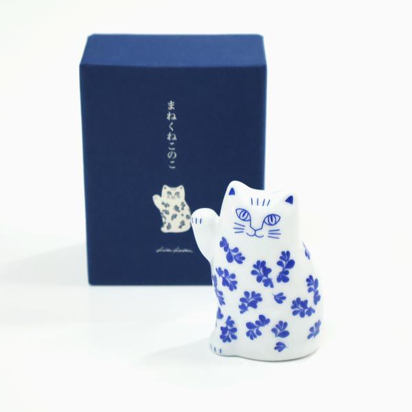 リサ・ラーソンの招き猫「まねくねこのこ」。手のひらにすっぽりと収まるくらいの、1番かわいいサイズです。専用の化粧箱入りで、ギフトにもぴったりです。昔、猫によってお寺に招き入れられたお殿様が激しい雷雨から逃れられたことから、手厚い保護をお寺に...