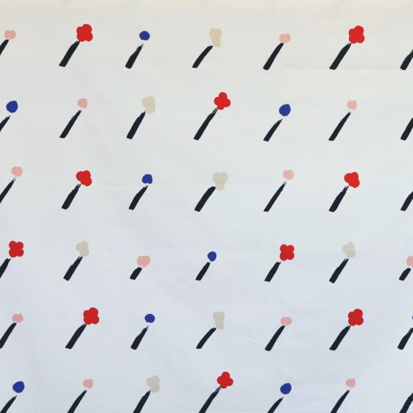 マリメッコ（marimekko）の復刻ファブリック「ILO（イロ）」No.101／品番75601です。テキスタイルデザイナー石本藤雄（Fujiwo Ishimoto）が手がけた、点や線、色の粒が軽やかに散る抽象的なデザインで、フィンランド語...