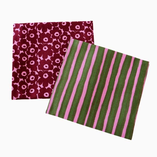 北欧フィンランドのブランド、marimekko（マリメッコ）の小風呂敷。約44cm角でランチクロスやギフトラッピング、バッグインの目隠しにも便利。コットン100％で洗って繰り返し使えるエコな一枚です。柄は2種類。可憐な花柄〈ピックイネンウニ...