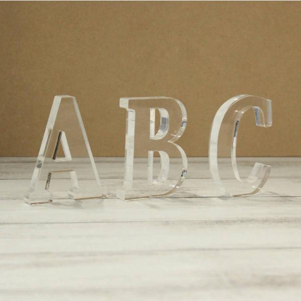 アクリル製　厚み10mmのアルファベット文字スタンド。 安心の国産製造です。自立するため部屋のインテリアやお店のディスプレイなどに最適です！特殊レーザーでカットしているため断面のクリアが際立ち高級感な仕上がりに。アクリル素材はシンプルなため...