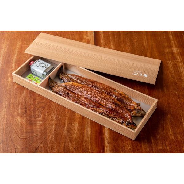 こだわりの”秘伝のタレ”が絡んだ、やさしくも香ばしい当店の蒲焼です。「うなぎ炭火焼約160g〜180g×2本・タレ100ml×1本・山椒2ヶでのお届け  名称 うなぎ炭火焼2本入セット   内容量 【内容量】「うなぎ炭火焼約160g〜180...