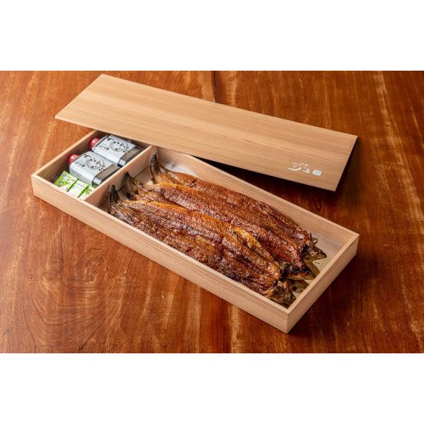 こだわりの”秘伝のタレ”が絡んだ、やさしくも香ばしい当店の蒲焼です。「うなぎ炭火焼約160g〜180g×2本・タレ100ml×1本・山椒2ヶでのお届け  名称 うなぎ炭火焼3本入セット   内容量 【内容量】「うなぎ炭火焼約160g〜180...