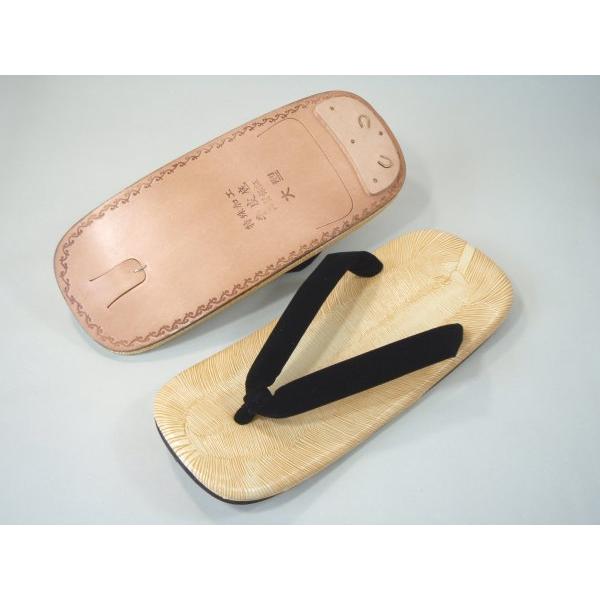 雪駄　黒鼻緒M/Lサイズ　牛革底でかかと鋲打ち 定番の履物です黒鼻緒で黒、色紋付の着物以外は着装可能で、男の着物姿の履物の定番です。表面は畳柄のビニールで、牛革底でかかとにびょうが打ってあるタイプです。アスファルトや石畳ではシャリッ、シャリ...