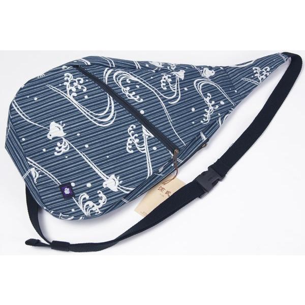 男和装斜め掛けバック　紬に和風柄生地　ショルダーバック　紳士メンズ物　和装小物　日本製着物、浴衣、作務衣など和装に似合う、今流行りの斜め掛けバッグです。紬生地に和装の柄で、和装スタイルにピッタリです。左右非対称のなすび型。本体右側面にファス...