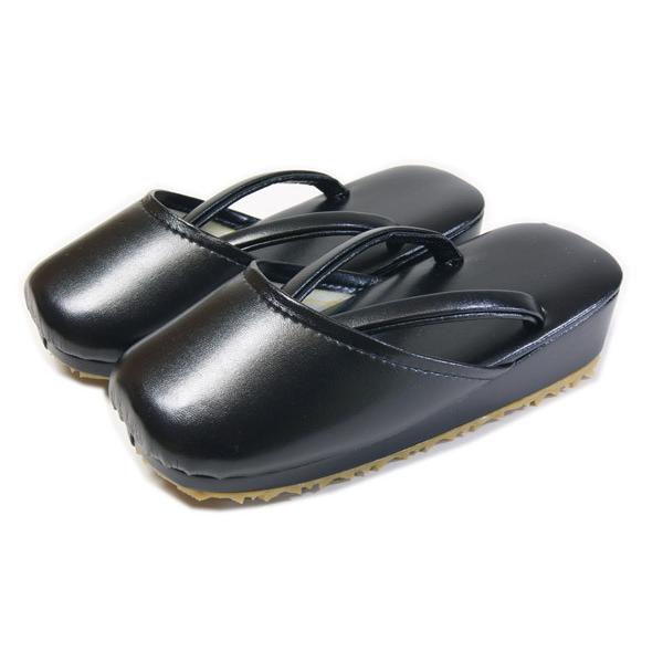 雨、雪の際に足袋が汚れにくいカバー付草履、黒の合皮レザーに硬質ゴムに滑り止め形状の底。カジュアル着物、作務衣、お寺様まで、また足の大きな女性にもご利用可能な時雨用ゾーリです。色は黒色の合皮で、表面も本皮のような加工がされています。高級感がご...