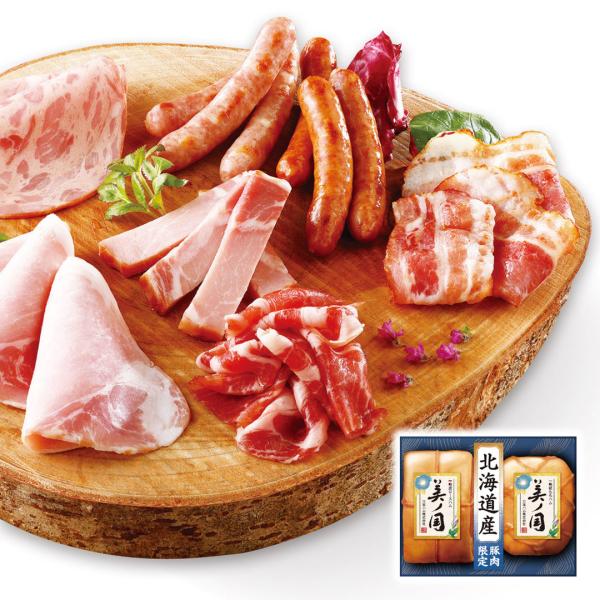 北海道産の原料肉に限定し、丁寧に仕上げたギフトです。箱サイズ：18×8×14.3cm現品サイズ・内容：熟成ロースハム390g・熟成ももハム280g各1本総重量(梱包箱等含む)：766g製造生産地：日本製賞味期間：冷蔵55日・賞味目安約27日...