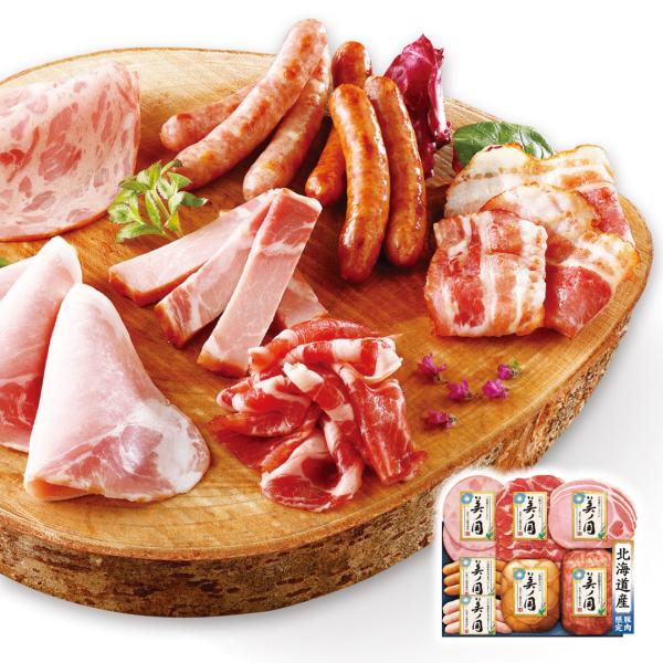 北海道産の原料肉に限定し、丁寧に仕上げたギフトです。箱サイズ：25×8.5×16cm現品サイズ・内容：熟成ももハム280g・熟成網焼きミートローフ164g各1本・熟成ロースハム45g・肩ロース生ハム30g・熟成ビアシンケン40g・熟成あらび...