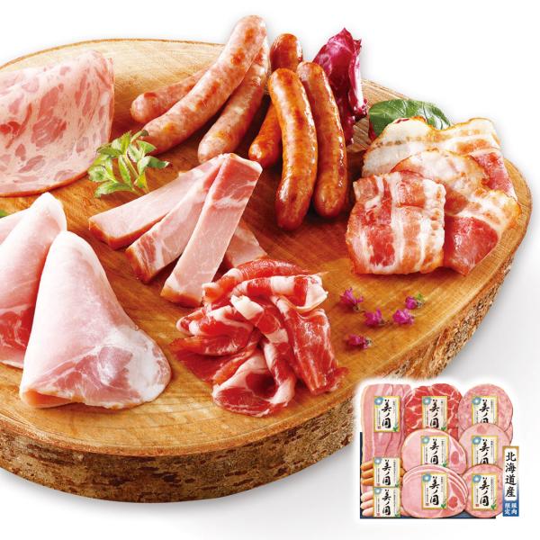 北海道産の原料肉に限定し、丁寧に仕上げたギフトです。箱サイズ：25×8.5×16cm現品サイズ・内容：熟成ロースハム45g・熟成ロースハムステーキ50g・熟成あらびきステーキ47g・熟成ボロニア48g・熟成ベーコン48g・肩ロース生ハム30...
