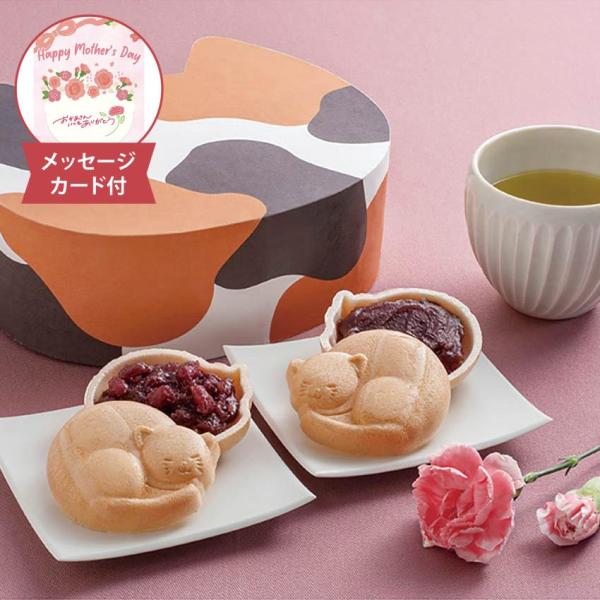 京の町でのんびりする可愛い三毛猫をイメージした最中皮に、別添の餡を詰めてお楽しみください。餡を詰めるちょっとした手作り感も楽しみながら、おやつ時間を楽しく演出できる一品です。箱サイズ(cm)：16×22×8cm内容：三毛猫づつみ(最中皮6個...