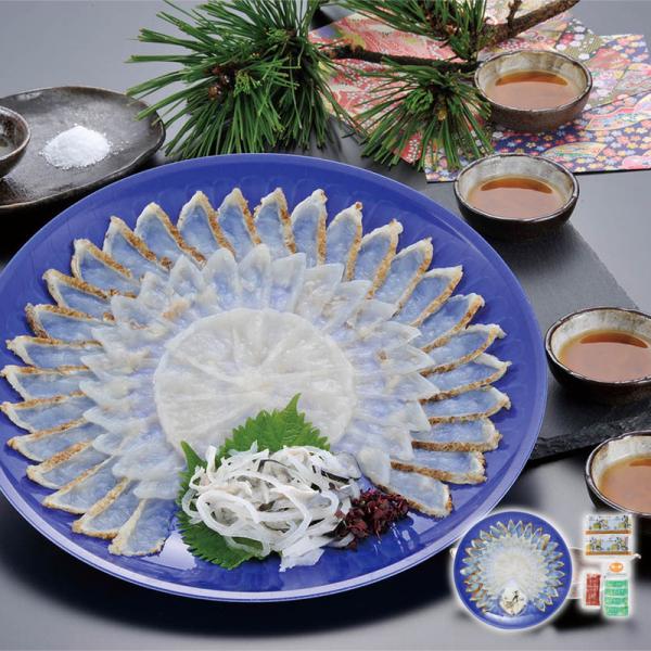 福岡・小倉のふく創作料理店「食楽庵ふる川」の名物ふく刺し三種盛り。香ばしく炙った刺身、とらふく刺身、二枚引きをアレンジした古式引き、それぞれの食感、旨味の違いが一皿で味わえます。塩カボスとポン酢たれでお召し上がりください。箱サイズ(cm)：...