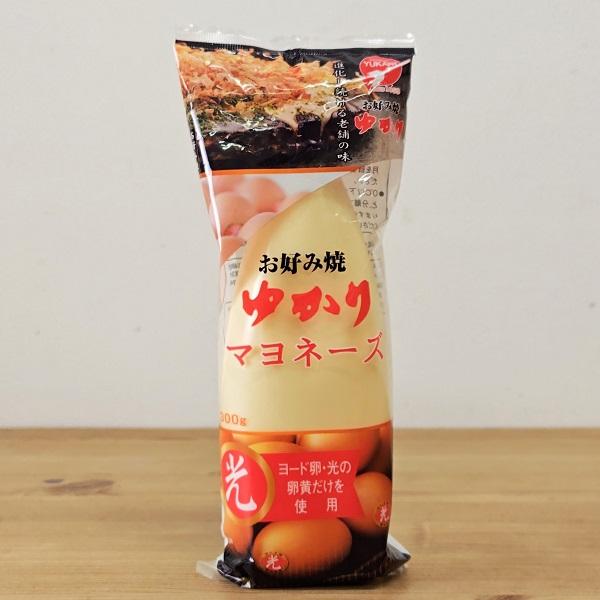 昭和25年創業、お好み焼の名店「ゆかり」のお好み焼専用、マヨネーズ！！高級鶏卵【ヨード卵光】使用。スタッフが、ゆかりのお好み焼セットでお好み焼きを作りました。そこに、ゆかりのマヨネーズをかけました。食べた感想は、酸味がほとんどなく卵を感じる...