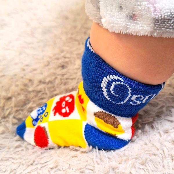 当店オリジナル商品です！！大阪の可愛い柄をモチーフにした、赤ちゃん用の靴下です。足首のところを、折り返すとたこ焼きが、伸ばすと後ろ側にOsakaが、2way仕様！POPな色と柄がカワイイ！！お出かけに、お土産に、プレゼントに、いかかでしょう...