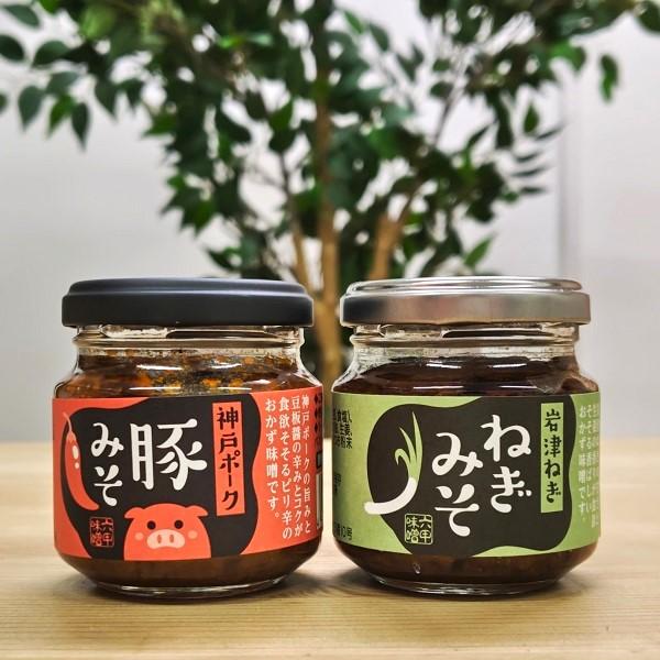 兵庫県にある、六甲味噌製造所。そこのおかず味噌2種の食べ比べセットです！【神戸ポーク豚味噌】は、神戸高尾牧場の オリジナルブランド「神戸ポーク」と六甲味噌こだわりの兵庫県産原材料の味噌をブレンド。 さらに、豆板醤と玉ねぎ・椎茸を加え、食欲そ...