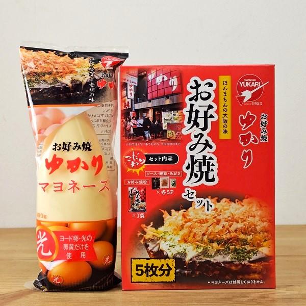 昭和25年創業、お好み焼の名店「ゆかり」の、お好み焼粉・お好み焼ソース・かつお削り節・あおさが入ったお好み焼セットとゆかりマヨネーズのセットです！スタッフがお好み焼きを作りました！食べた感想は、ふっくらとしていて生地も軽さがあって、ソースも...