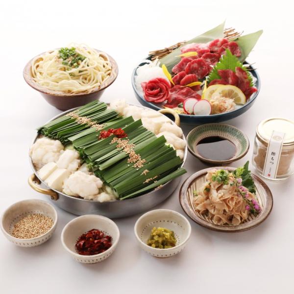 【内容量】一藤秘伝の濃縮醤油スープ 500cc、もつ300ｇ、チャンポン麺 2玉、酢もつ100g、馬刺し100gその他（ごま、鷹の爪、作り方説明書）■野菜はセット内容に入っておりませんので、キャベツ、ニラ、ゴボウなどお好みでご準備ください。