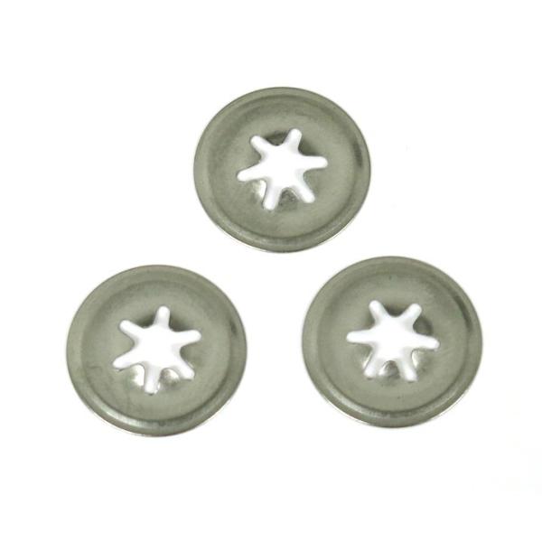 さし目用のワッシャーになります。さし目などを布に刺して反対側よりワッシャーで止めます。■ワッシャー直径：約18mm■50個入り■適用サイズ：さし目（12mm〜15mm）■適用サイズ：クリスタルアイ(12mm〜15mm）※サイズは当店で取り扱...