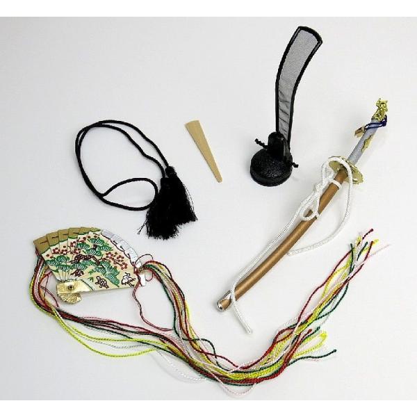 【商品情報】人形用の親王の持ち物単品販売です。十番親王くらいにご使用できます。お殿様の冠、笏、刀お姫様の桧扇サイズは画像を確認してください。刀は抜けます。※刀は鑑賞用です。遊ぶと危険なので遊ばないで下さい。手作りの為、細かいバリ等がある場合...