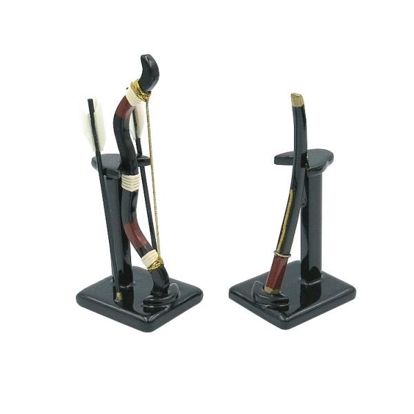 【商品情報】弓と太刀のセット兜や鎧の両脇に飾って下さい。サイズ：弓の高さ 約10.5cm 太刀の高さ約8.6cm★弓と太刀は台に固定されています。※手作りになりますので画像と少し違う場合がありますのでご了承の上 ご検討ください。五月人形 兜...