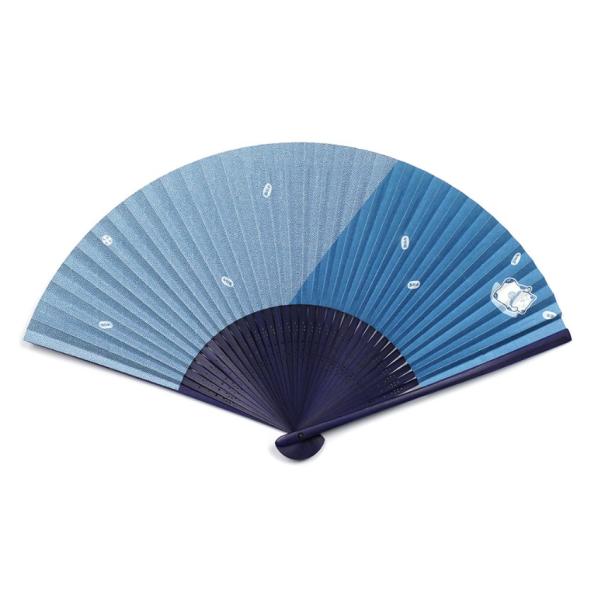 柄名：かほうはねてまて縁起を担ぐ楽しい言葉遊びをデザインした招福「コトバアソビ」の扇子です。・かほうはねてまて（果報は寝て待て）やることやったらクヨクヨしない。幸運はそのうちにやって来るから気長に待ちましょう。【商品仕様】寸法：本体225m...