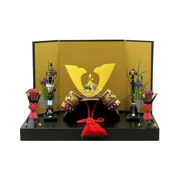 【商品情報】ミニチュア兜飾りです。細かい部分も彩色してあり色鮮やかな商品です。飾る場所を選ばないから、出産祝い、季節飾り店舗のディスプレイなど飾って下さい。兜だけのサイズ(約)：幅10.5cm×奥8cm×高10cm兜、弓太刀、篝火：ポリレジ...