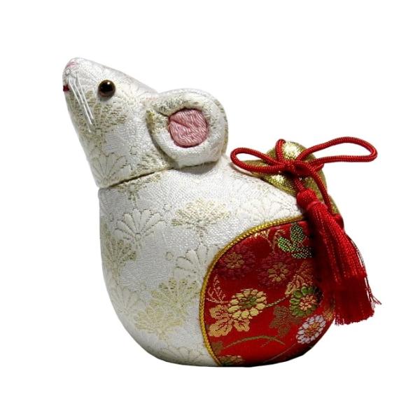 「ねずみ」の木目込材料の販売です。※完成品ではありません。【桐塑】のボディに布地をセットした手芸キットです。型紙も付いていますので、上級者はもちろん初心者の方にもオススメです。ボディサイズ(約)：幅9.5cm×奥7.5cm×高10.5cm生...