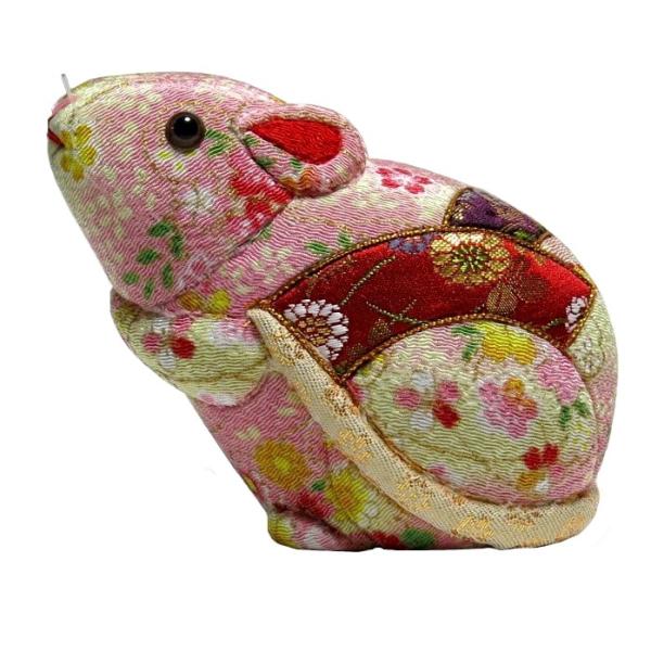 「ねずみ」の木目込材料の販売です。※完成品ではありません。【桐塑】のボディに布地をセットした手芸キットです。型紙も付いていますので、上級者はもちろん初心者の方にもオススメです。ボディサイズ(約)：幅11.5cm×奥6.5cm×高9cm生地：...