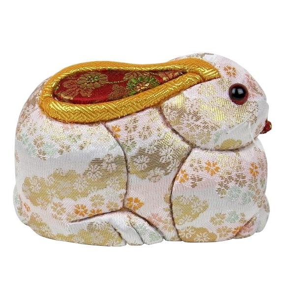 卯（うさぎ） の木目込材料セットです。※完成品ではありません。【桐塑】のボディに生地をセットした手芸キットです。型紙も付いていますので初心者の方はもちろん、上級者の方にもオススメです。サイズ：（約) 幅12cm×奥7cm×高8cm生地：金襴...