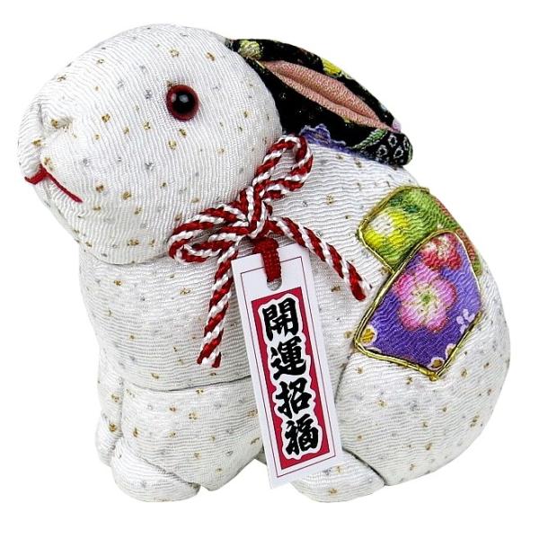 卯（うさぎ） の木目込材料セットです。※完成品ではありません。【桐塑】のボディに生地をセットした手芸キットです。型紙も付いていますので初心者の方はもちろん、上級者の方にもオススメです。サイズ：（約) 幅10cm×奥6cm×高9cm生地：縮緬...