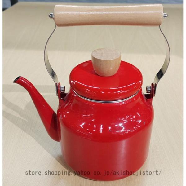熱効率の良い琺瑯製ケトルはお湯が早く沸く。また、琺瑯は金気を出さないので、お茶を淹れたりするのにうってつけの道具。温度も一定に保ちやすいのでコーヒーが美味しく入れられる。    琺瑯は金属の表面にガラスを高温で焼きつけたものです。耐久性、耐...