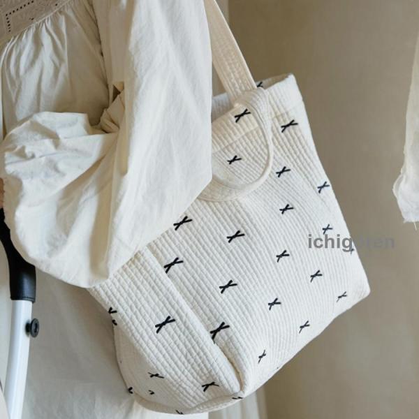 ■カラーグレー/ベージュ■サイズ本体高さ：21cm底部長さ：31cm底部幅：19cm（※手計測のため±1cmの誤差が生じる可能性）■材質外側：撥水加工ポリエステル（汚れに強い）内側：厚手裏地+補強パネル（型崩れ防止）ポケット：メッシュ/弾性...