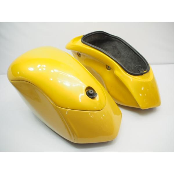 "コルビン製の少し変わった形状のパニアケースです。右は蓋無し。キーは欠品になります。全体的に傷などはありますが、深いけずれや割れ破損なくまだまだお使い頂ける物です。いかがでしょうか。形状参考に。上手に仕上げなおして使っていただける方、是非お...