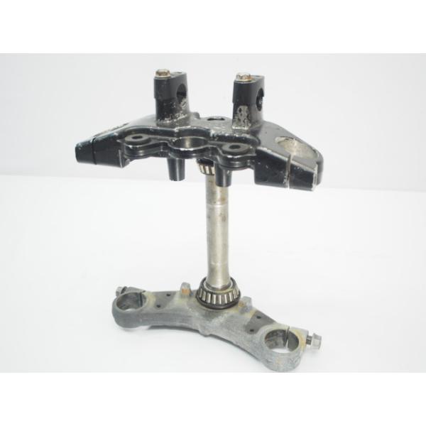 "純正ステム トップブリッジsetです。目立つ傷、曲がり破損などもなくまだまだお使い頂ける物です。いかがでしょうか。交換組み換えストックなどに是非どうぞ。フォーク径37mm、ピッチ19cm程度、シャフト径26mm程度。"