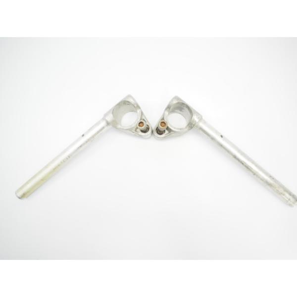 "純正ハンドル左右です。傷ありますが、割れ曲がり破損なくまだまだ使えます。交換組み換えにいかがでしょうか。アップ部分エンド6mmねじ残りあり。外して使ってください。曲がりなどで交換用お探しの方など、是非どうぞ。フォーク径41mm、使用長22...