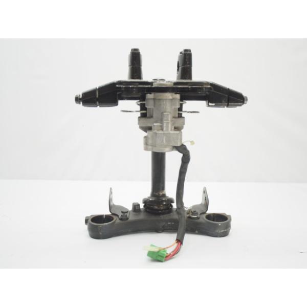 "純正ステムトップブリッジsetです。交換用ベースに。お探しの方にどうぞ。傷日焼けありますが、ひどい削れ曲がり破損なくまだまだ使えます。組みかえに是非どうぞ。メインキーはキー無し。フォーク径37mm、フォークピッチ19cm程度。"