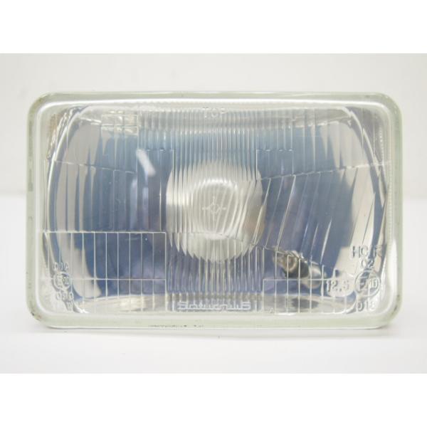 "サトゥヌルスヘッドライトです。中曇ってますが、割れ破損削れなくまだまだ使えます。いかがでしょうか。装着の車種はわかりませんが、形状サイズ参考に。磨き仕上げてお役立てください。幅17cm程度、縦10.5cm程度。"