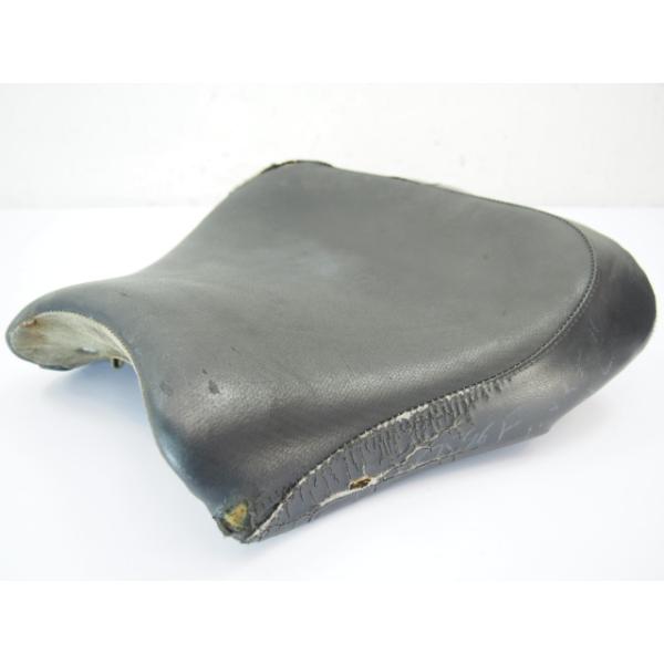 "COLBINシートです。破れありますが、ベースの破損ありません。張替でまだまだ使えます。いかがでしょうか。めったに見ないアイテムです。お探しの方是非どうぞ。全長32cm程度、全幅39cm程度、左右後ろ穴ピッチ25cm程度。"