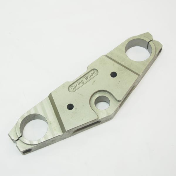 "スプリングウッドのトップブリッジです。取り外し車種は不明となりますので、形状にて分かる方、流用やカスタムに使えそうな方、いかがですか傷ありますが、大きなダメージはありません。フォーク径は43mmフォークピッチ210mmほどステムシャフト径...