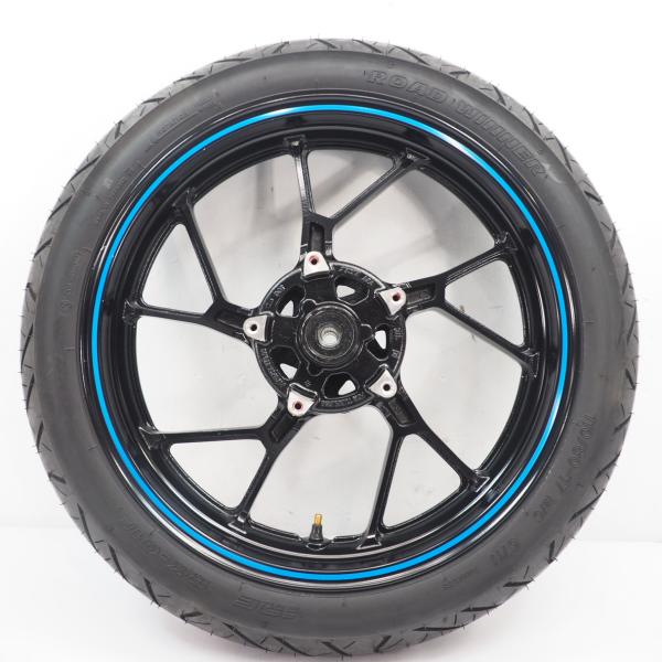 "GSX250R LC6DN11A外しにて入庫した純正フロントホイールです。使用感、傷あり。回転チェックは目視で小振れあり。ベアリングごろつきあり。しかし、ひどいリム削れやめくれ無し。軸の振れ無し。ベースに使えます。お探しの方、お役立てくだ...