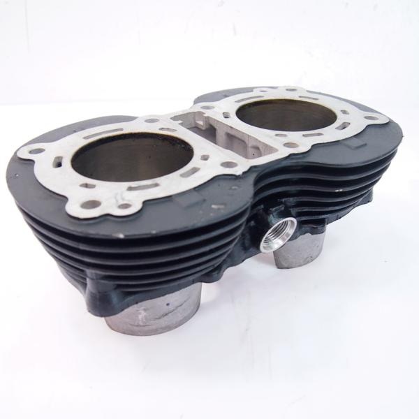 ボンネビルT100の純正シリンダーブロックになります。使用キズ有ります。しかし画像の様にフィン欠けなどの欠損はありません。肝心のシリンダー内に目立ったキズは無く、クロスハッチもまだ残っています。お探しの方、ご活用下さい。刻印 1167210...