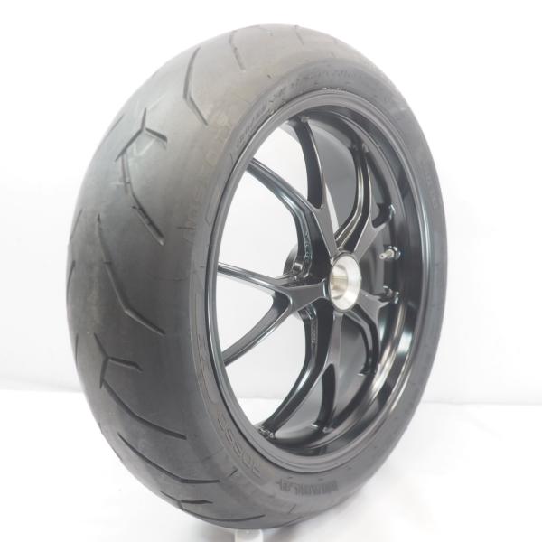 タイヤひび割れがありますので、要交換ですがリムに転倒したようなダメージは見られませんでした振れチェックできていませんが、ご確認後組み換え用にお使いくださいサイズ17x5.50刻印　DU1-RR