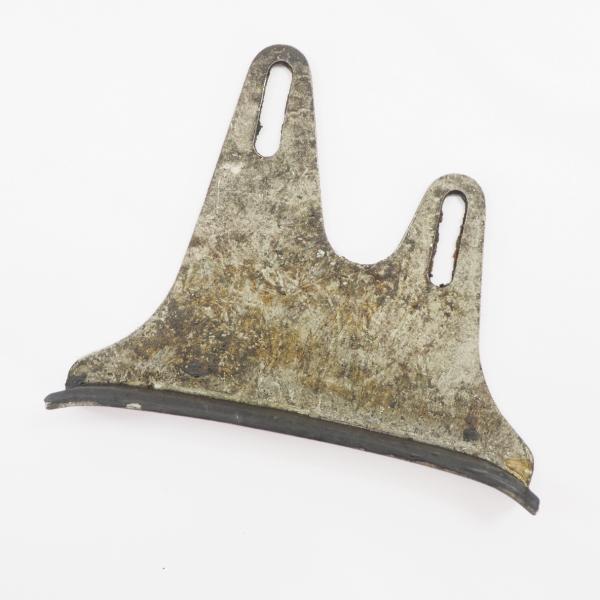 ランブレッタ Lui用として入庫のチェーンガードです。使用感あり、汚れ傷あり。しかし、ひどい削れや曲がり割れありません。ベースに使えます。お探しの方、お役立てください。