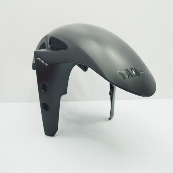 フロント破損車の補修ベースにどうぞ(YZF-R25 19年- RG43J RG74J ・YZF-R3 RH21J RH13J 19年-)の、純正フロントフェンダー (刻印　BS7-F1511-00)です。画像のように全体に目立つ傷、削れがあ...