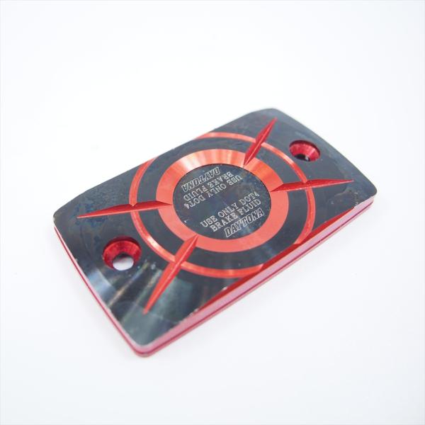 スズキ車に使えるデイトナ製PREMIUM ZONE(プレミアムゾーン) 角型マスターシリンダーキャップ【SUZUKI-E】です。アルマイトあせ、傷ありますがそのまま使えます。メーカー販売終了品となります。カスタムにご活用ください。品番　98...