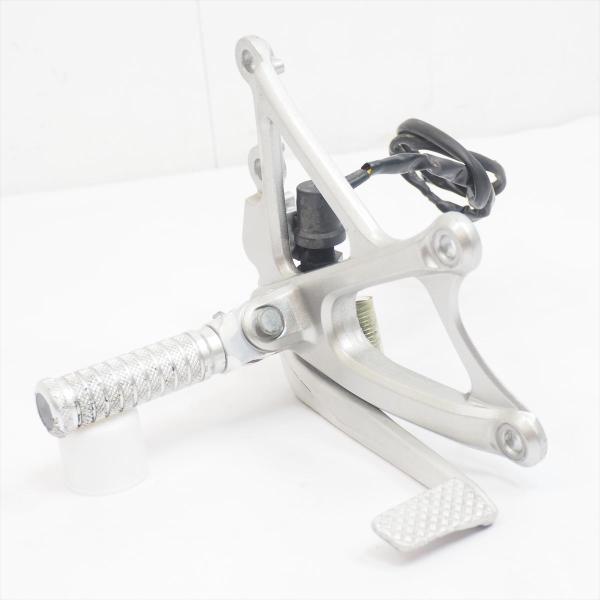 YZF-R1 JYARN23N9BA000XXXから取り外しの純正ステップ 右側になります。ブレーキペダル、ステップバー先端にガリ傷がありますが、曲がりは無く、使用できそうです。交換用等に使ってください。刻印:14B