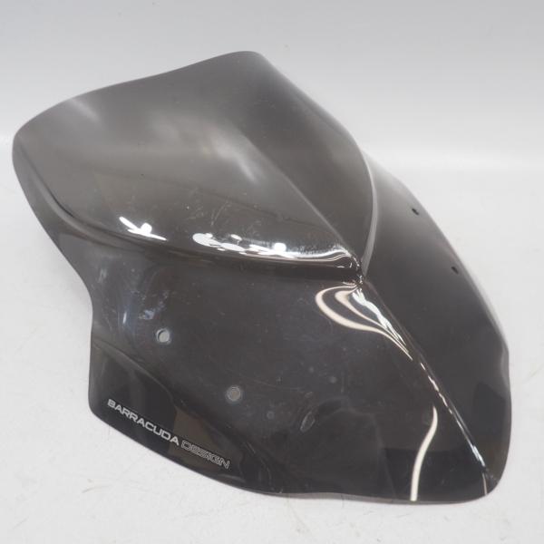 カスタムに人気のバラクーダデザイン製スポーツスクリーン。スモークタイプ。ステー欠品で、ステー取り付け穴にひび割れがありますが補修すればまだまだ使用可。同じもの持っている方の補修パーツとしても良さそうです!適合デューク125/390　17-21年